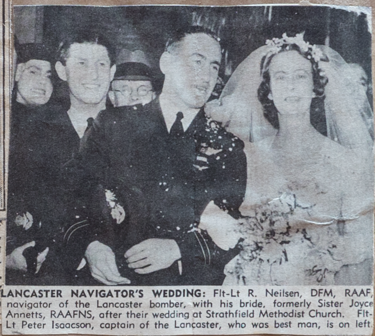 Peter Isaacson flies Lancaster underneath the Sydney Harbour Bridge ...
